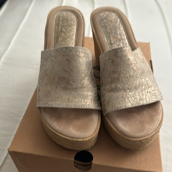 Sbicca | Shoes | Sbicca Purnia Champagne Gold Wedge Sandals Black Size ...
